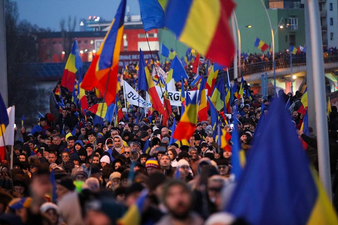 Romanians Resist EU/NATO Coup – Red Fire